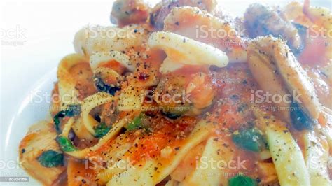 향기로운 토마토 기반 마리나라 소스를 곁들인 전통적으로 준비된 해산물 페투치네 0명에 대한 스톡 사진 및 기타 이미지 0명
