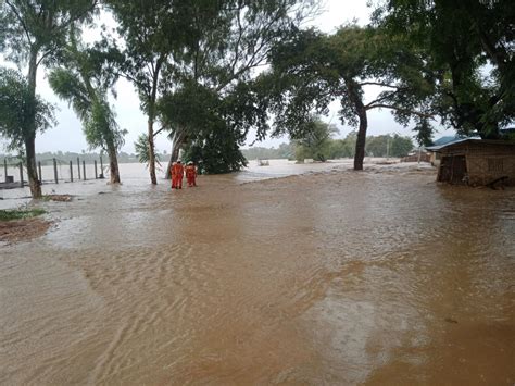 စလင်းမြို့နယ်တွင် မိုးအဆက်မပြတ်ရွာသွန်းမှုကြောင့် ဖြတ်သန်းသွားလာမှု