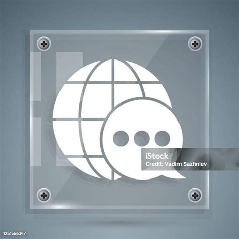 회색 배경에 격리 된 음성 거품 아이콘으로 만든 화이트 월드지도 지구상의 글로벌 통신 계획 정사각형 유리 패널 벡터