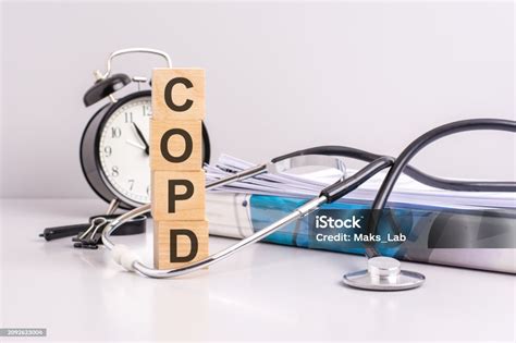 텍스트 Copd는 종이 배경에 청진기 근처의 나무 큐브에 쓰여 있습니다 의학 개념 Copd 만성 폐쇄성 폐질환 만성폐쇄폐질환에