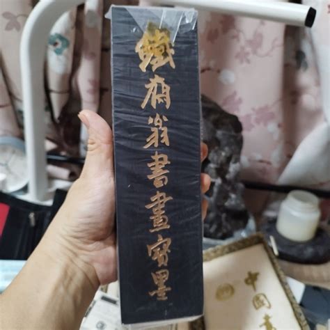 專業收購舊書文房 包括中國藝術類畫冊參考文獻，線裝古籍，筆墨紙硯，一切有年份的舊書舊紙，逐本報價。 興趣及遊戲 書本 And 文具 小說