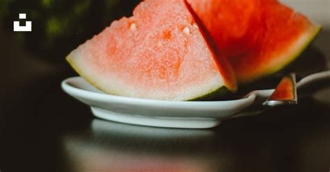 화이트 세라믹 접시에 수박 슬라이스 사진 Unsplash의 무료 음식 이미지