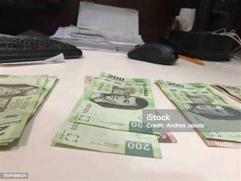 일부 멕시코 페소 지폐는 작은 비즈니스 사무실 내부베이지 책상에 확산 0명에 대한 스톡 사진 및 기타 이미지 0명 500