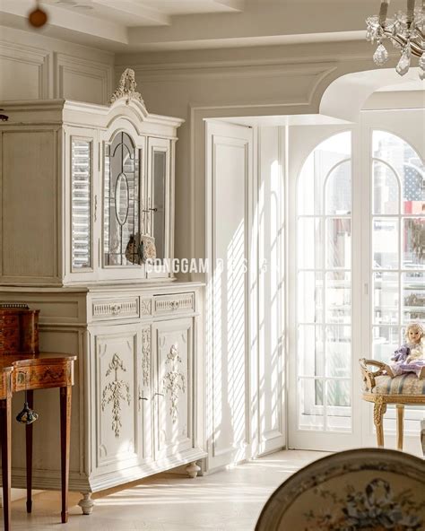 공감인테리어디자인 전체 디자인 콘셉트를 앤틱 And 모던 클래식 으로 잡고 프렌치 스타일의 아치 루버 폴딩 도어와 웨인스코팅을 매치시킨 거실을 유럽풍의 이국적이고