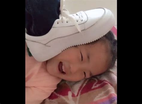 女儿竟然逃课妈妈脚踩女儿脸问她下次还敢不敢结果太意外了