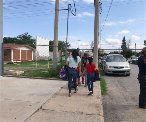 Padres de familia cierran escuela Cuauhtémoc por falta de aire