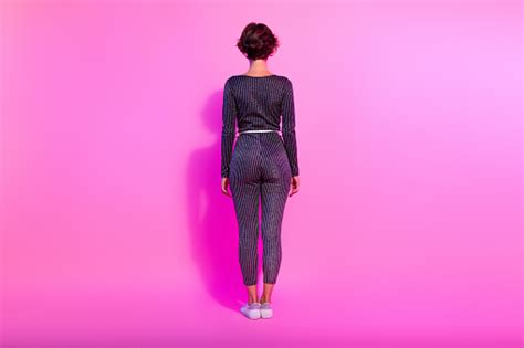 전체 길이 사진 펑키 슬림 레이디 착용 글 래머 전체 서 뒤로 빈 공간 고립 된 핑크 컬러 배경 25 29세에 대한 스톡 사진 및 기타 이미지 Istock