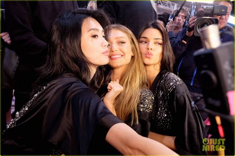Photo Kendall Jenner Bella Hadid Gigi Hadid Backstage Victorias Secret