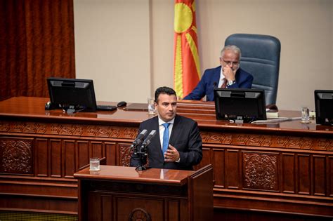 Премиерот Заев од собраниската говорница на седницата за избор на нови