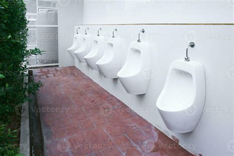 Urinarios De La Habitación De Los Hombres Descarga De Desechos Del