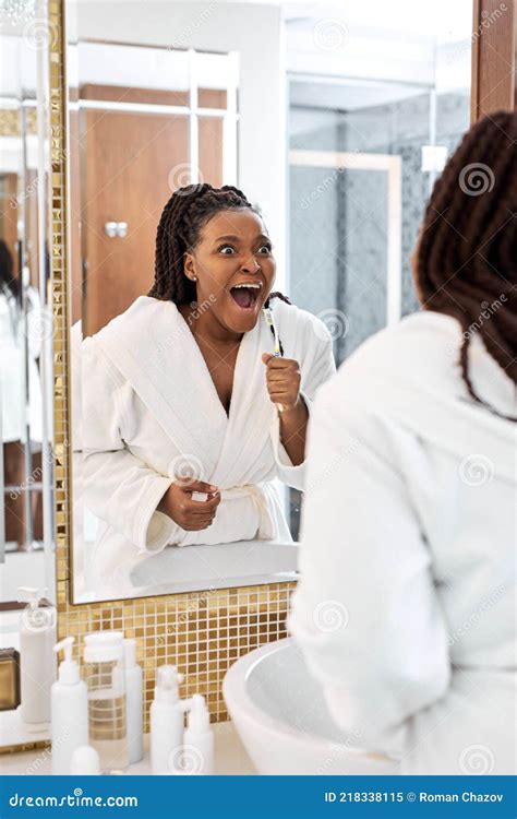 Rotina Matinal Uma Jovem E Excitada Mulher Africana Escovando Dentes