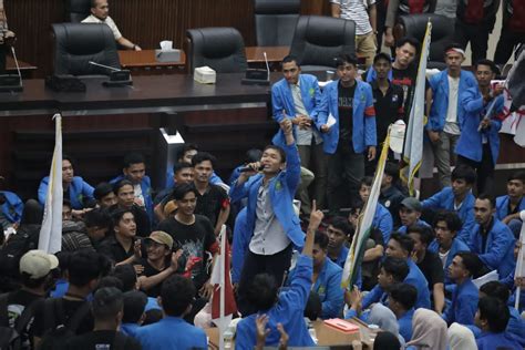 Foto Mahasiswa Duduki Gedung DPRA Aceh Jurnal