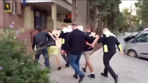 VIDEO Doi tineri de 18 și 21 de ani reținuți de poliție după ce ar