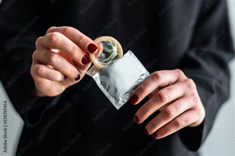 Detalle De Una Mujer Abriendo El Envoltorio De Un Preservativo Masculino Concepto De Sexo