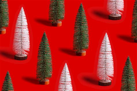 붉은 배경에 빛나는 크리스마스 트리 흰색과 녹색 색상 패턴 미니 축제 전나무 Xmas 장식 겨울 휴가 컨셉으로 최소한의 새해