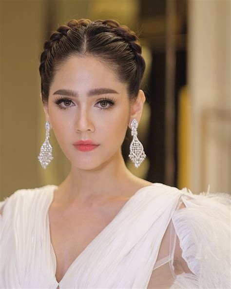 30 ไอเดียทรงผมออกงานกลางคืน สวย ปัง และเรียบร้อย ทรงผม ทรงผมเพื่อนเจ้าสาว ทรงผมเจ้าสาว