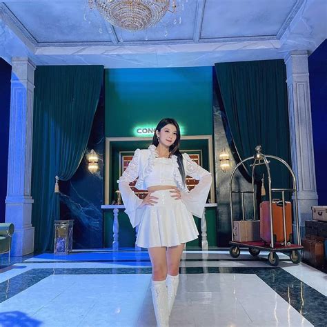 🌹감각적인 핸드메이드쥬얼리 헤어악세사리 허쉬홀릭🌹 걸그룹 드림캐쳐 다미님이 뮤비에서 착용하신 귀걸이는 허쉬홀릭 오벌베이스 귀걸이 실버컬러랍니다 허쉬홀릭 핸드메이드