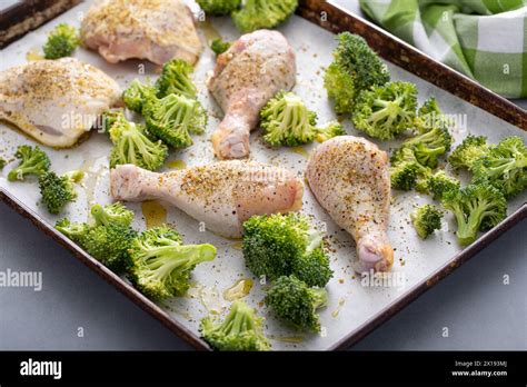Hähnchenkeulen und Schenkel mit Brokkoli Blechpfanne Abendessen oder