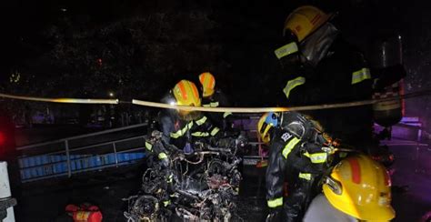深圳一小区内电动车深夜起火，现场浓烟滚滚墙体熏黑腾讯新闻