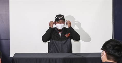 마스크 고쳐 쓰는 한화 최원호 감독대행