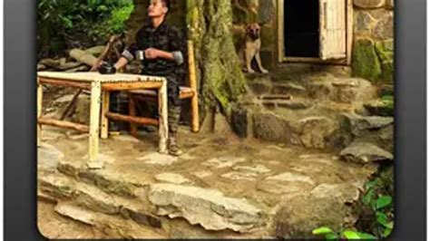 男人在河边建造气派的石屋，荒野中也能自给自足，顶级的野外生活 荒野建造 野外生存 野外建造 野外生活纪录片 庇护所建造 Youtube