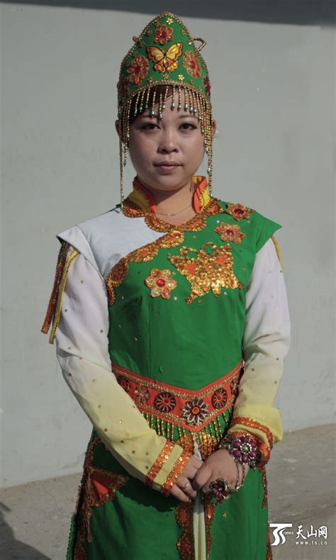 实拍新疆伊犁杏花节上靓丽的少数民族服饰央广网