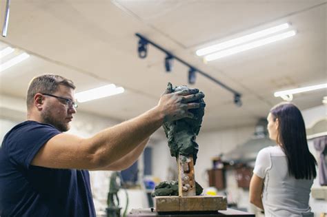 남자 조각가 조각 가슴 점토 인간 여성 조각을 만듭니다 동상 공예 창조 워크샵 교육 강좌에 대한 스톡 사진 및 기타 이미지 교육 강좌 남자 2명 Istock