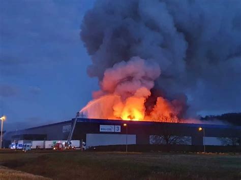 Un Entrep T De Batteries Au Lithium En Flammes Confinement Temporaire