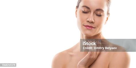 눈을 감고 하얀 배경에 고립된 깨끗한 피부를 가진 40세 여성 포맷 사진 2x1 여자에 대한 스톡 사진 및 기타 이미지 여자