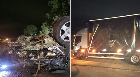FOTOS Carro capota e fica totalmente destruído após bater em caminhão