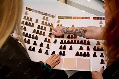 Premium Photo Overhead View To A Redhead Female Hair Stylist Tattooed
