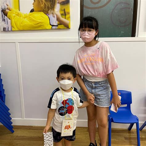 汪琳帶12歲餅印大女赴新加坡追星 兩母女興奮狂影一裝扮鬥搶鏡 星島日報