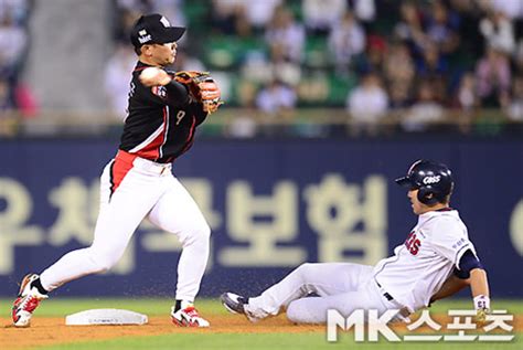 박용근 `깔끔한 병살로 위기탈출` Mk포토 Mk스포츠