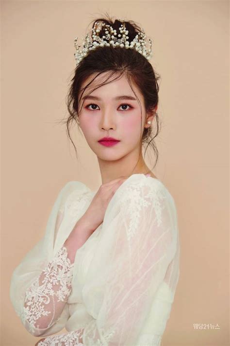 웨딩헤어메이크업 변천사 2018년 ~ 현재 각자의 개성 꾸미지 않은 자연스러움