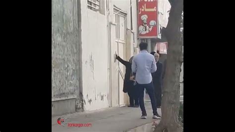 در ر و باز کن پدر و مادر نوید و الهام افکاری در ورودی اطلاعات سپاه در شیراز را می‌کوبند Youtube