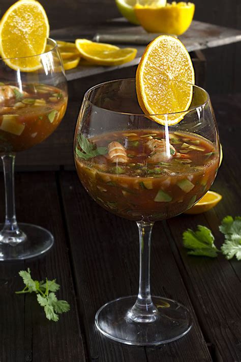 Cóctel de gambas y aguacate Yerbabuena en la cocina