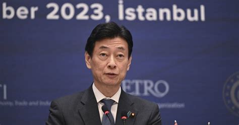 総理への道が潰えた「西村前経産相」に起きた「さらなる異変」黒ビキニ秘書をクビにできないワケ ― 有力支援者に紹介されたから News