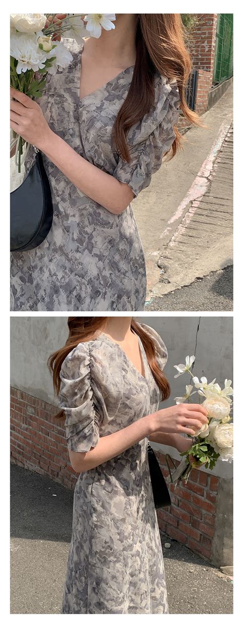 모먼트 나염 브이넥 셔링 플레어 리본 스트랩 쉬폰 반팔 롱 원피스