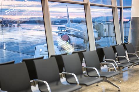 공항 대기 지역 비행기와 창문 뒤에 극적인 하늘 현대적인 공항 터미널 대기실 0명에 대한 스톡 사진 및 기타 이미지 0명