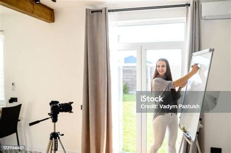 Wanita Muda Dengan Flipchart Merekam Pelajaran Video Foto Stok Unduh