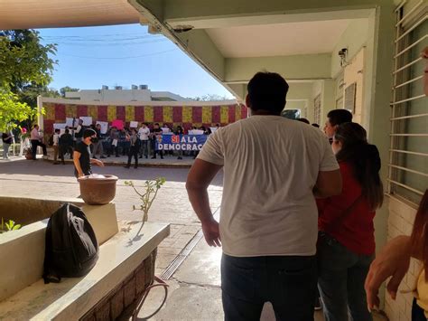 Se Manifiestan Estudiantes De Psicolog A Y Derecho Mayor A De Las
