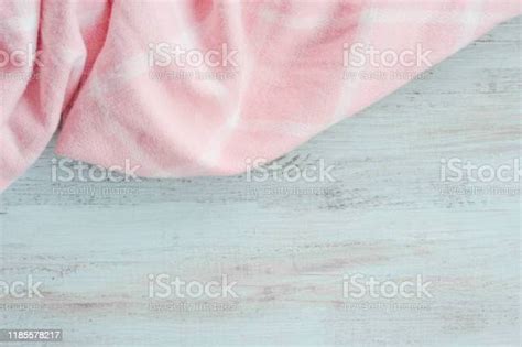 나무 배경에 분홍색 양모 격자 무늬의 일부 상단 보기 사진 배경입니다 0명에 대한 스톡 사진 및 기타 이미지 0명 디자인
