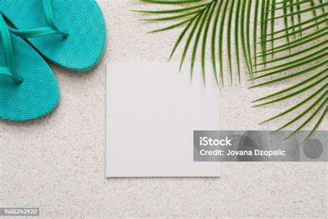 여름 미니멀리스트 문구 흰색 Canva 카드 모형 템플릿 플립플롭과 우아한 브랜딩 아이덴티티에 이상적인 모래 배경에 야자수 열대