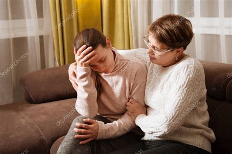 La Madre Mayor Consuela Consolando A La Triste Hija Adulta Sentada En