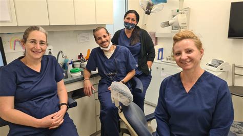 נעים מאוד ️ משמאל לימין דר הדס הלר מומחית לשיקום הפה דר אורי רנרט מומחה לרפואת חניכיים