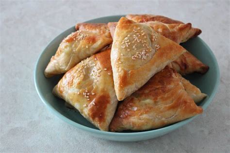 Борошно вода і трохи фаршу смачні шаруваті пиріжки без смаження