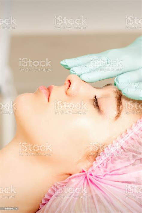 미용사에게 얼굴 필링 얼굴 치료 미용사는 여성 환자에게 클렌징 얼굴 마스크를 적용합니다 2명에 대한 스톡 사진 및 기타 이미지