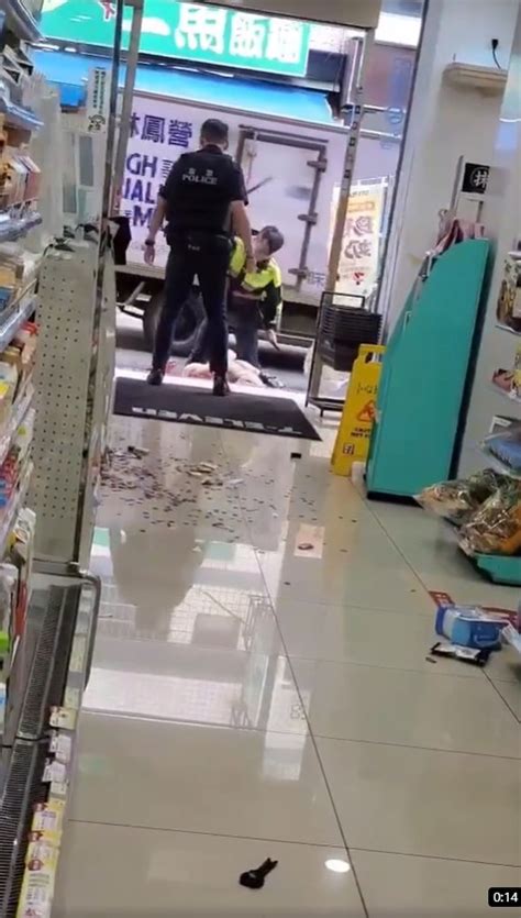 超商浩克喊痛倒地「仍被警棍狠k」！2員警被開罰女星怒酸長官：今天公祭明天忘記 風傳媒
