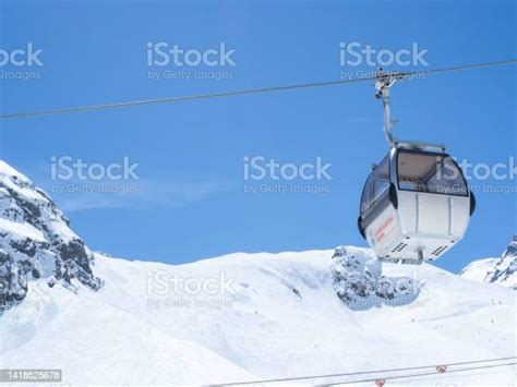 눈이 덮인 봉우리가있는 Stubai Gletscher 스키 지역의 Schaufelspitze 산 꼭대기에있는 흰색 케이블카 스키
