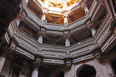 상위 층 기둥과 기둥이 Entablature에 복잡 한 돌 조각으로 Adalaj Stepwell 아 메 다 바드 구자라트